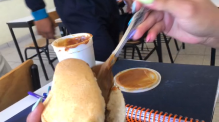 ¡Las estudiantes facturan! Joven vende bolillos con cajeta en clase ...