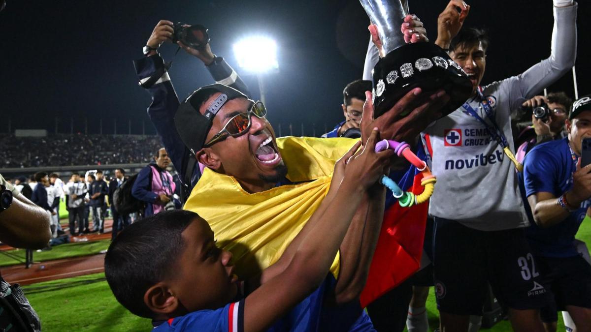 Willer Ditta reta a golpes a aficionado de Pumas en CU