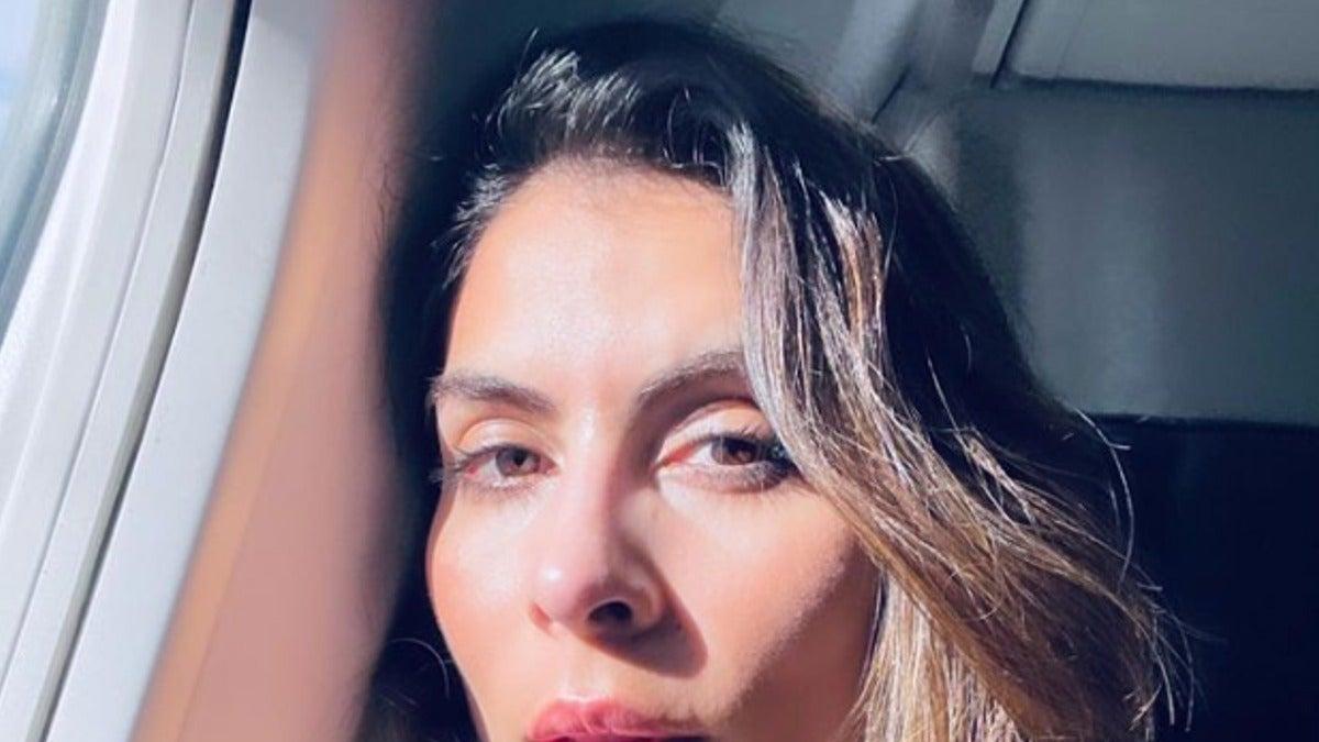 María León posa topless en la cama para dedicarse mensaje de amor propio
