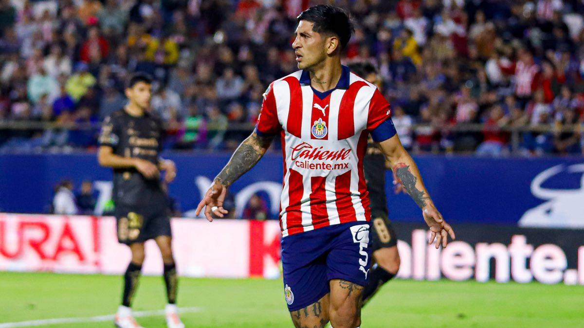 'Pocho' Guzmán da triunfo a Chivas con 'doblete' de penal ante San Luis