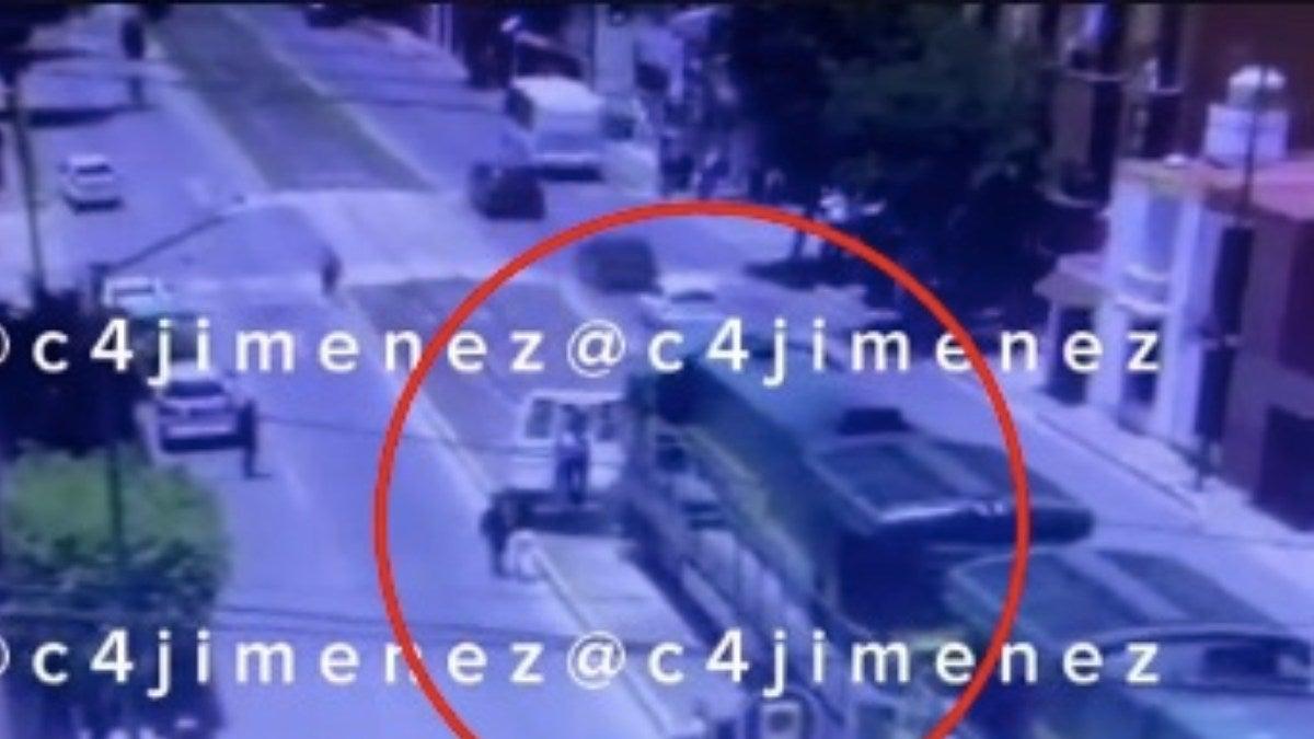 VIDEO: Micro le quiere ganar a tren en Edomex y se lo lleva; pasajeros ...