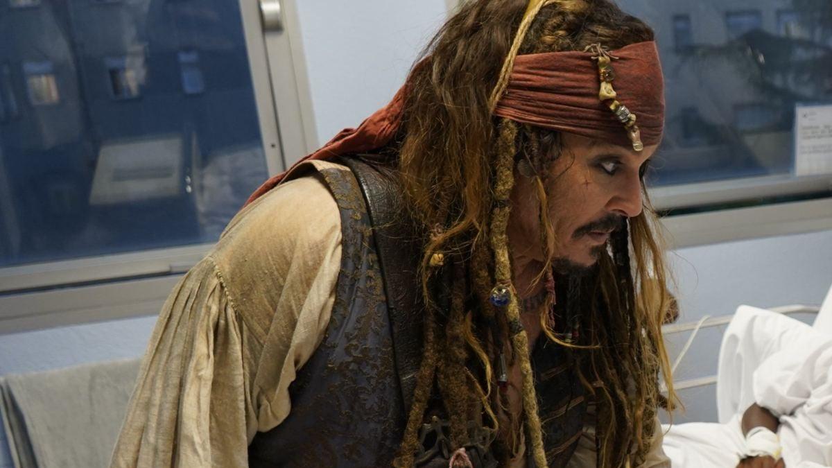 Johnny Depp regresó como Jack Sparrow para visitar a pacientes en hospital