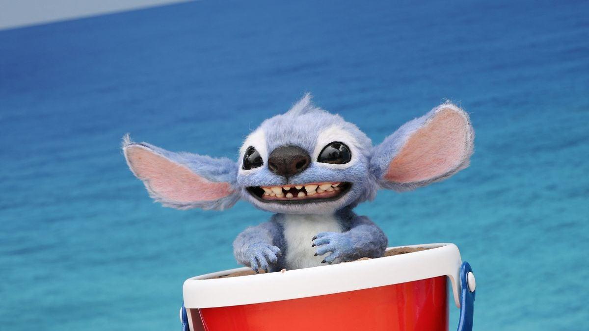 VIDEO: Stitch sorprende en la alfombra "azul" del estreno de su película