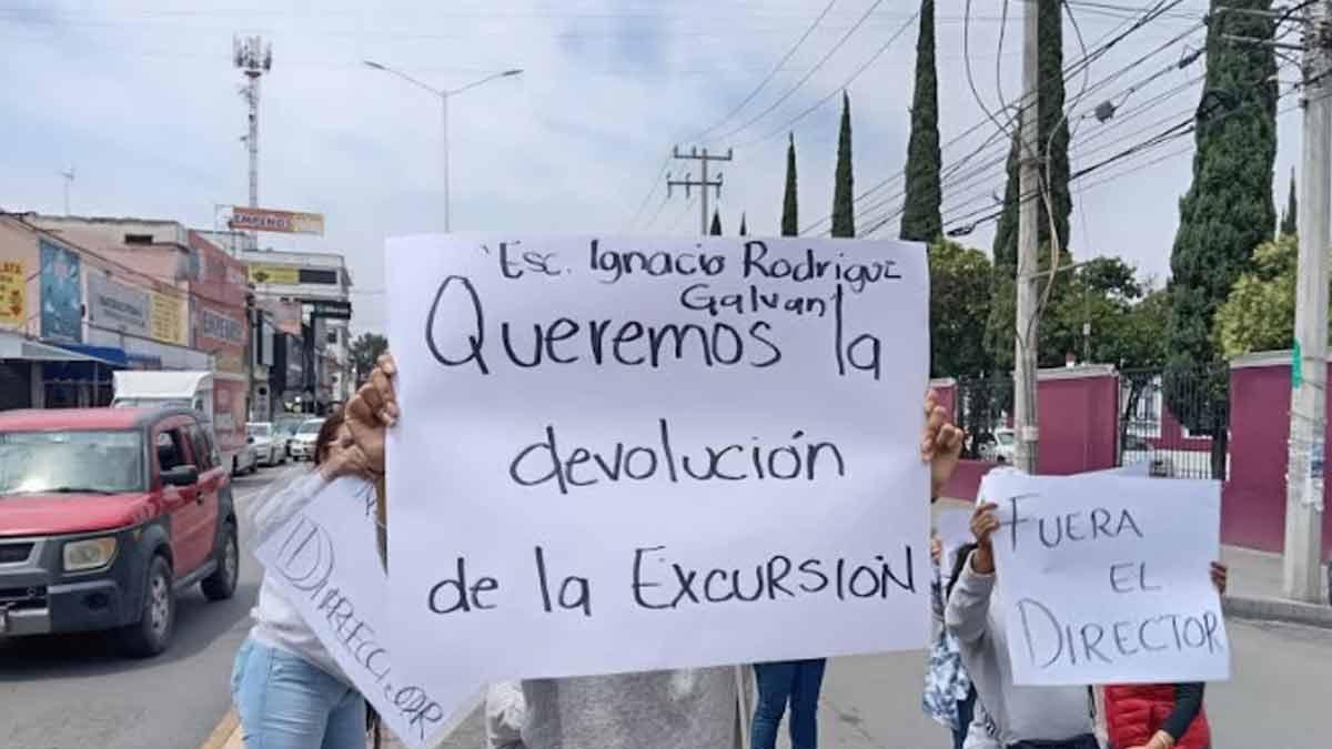 Estafa escolar provoca bloqueo de la antigua carretera México- Pachuca