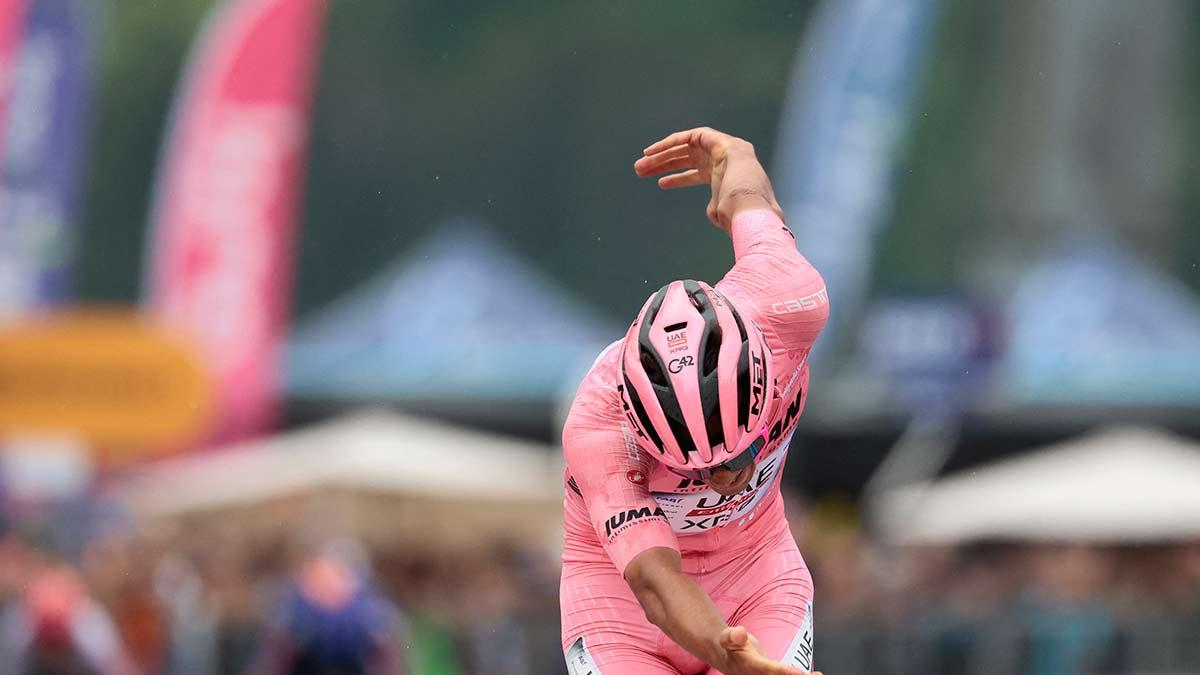 Isaac del Toro explicó el gesto que hizo en el Giro