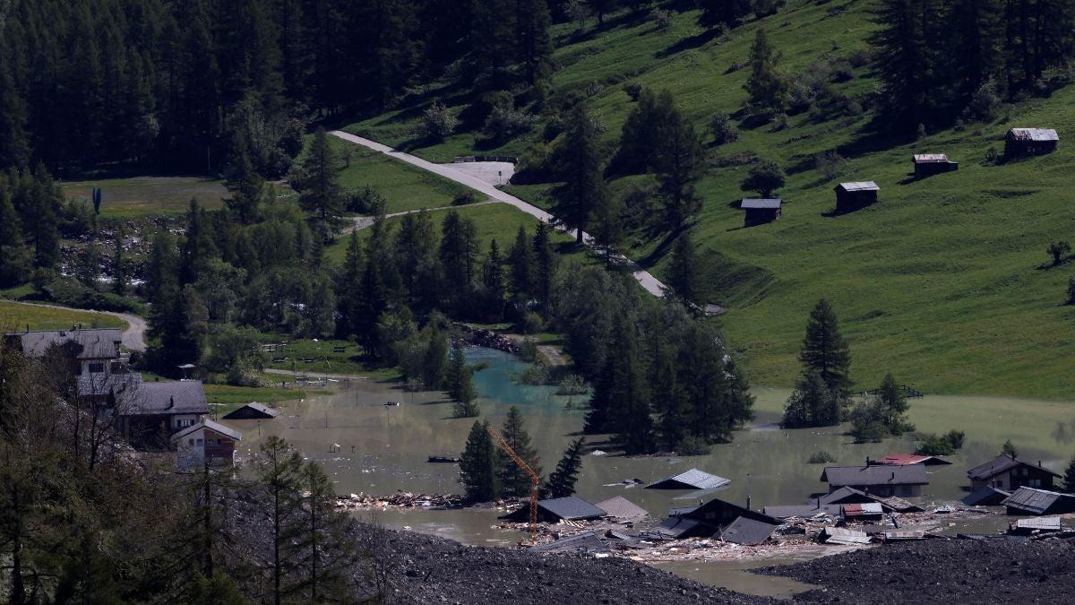 Suiza monitorea riesgo de inundaciones tras el derrumbe de un glaciar