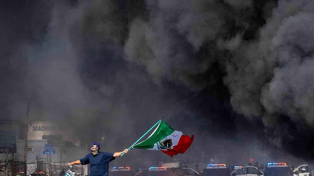Manifestante con bandera mexicana se vuelve símbolo viral de protestas ...