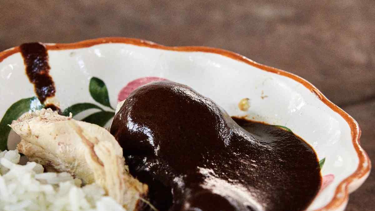 ¿Qué es el mole chichilo? Un plato orgullosamente oaxaqueño