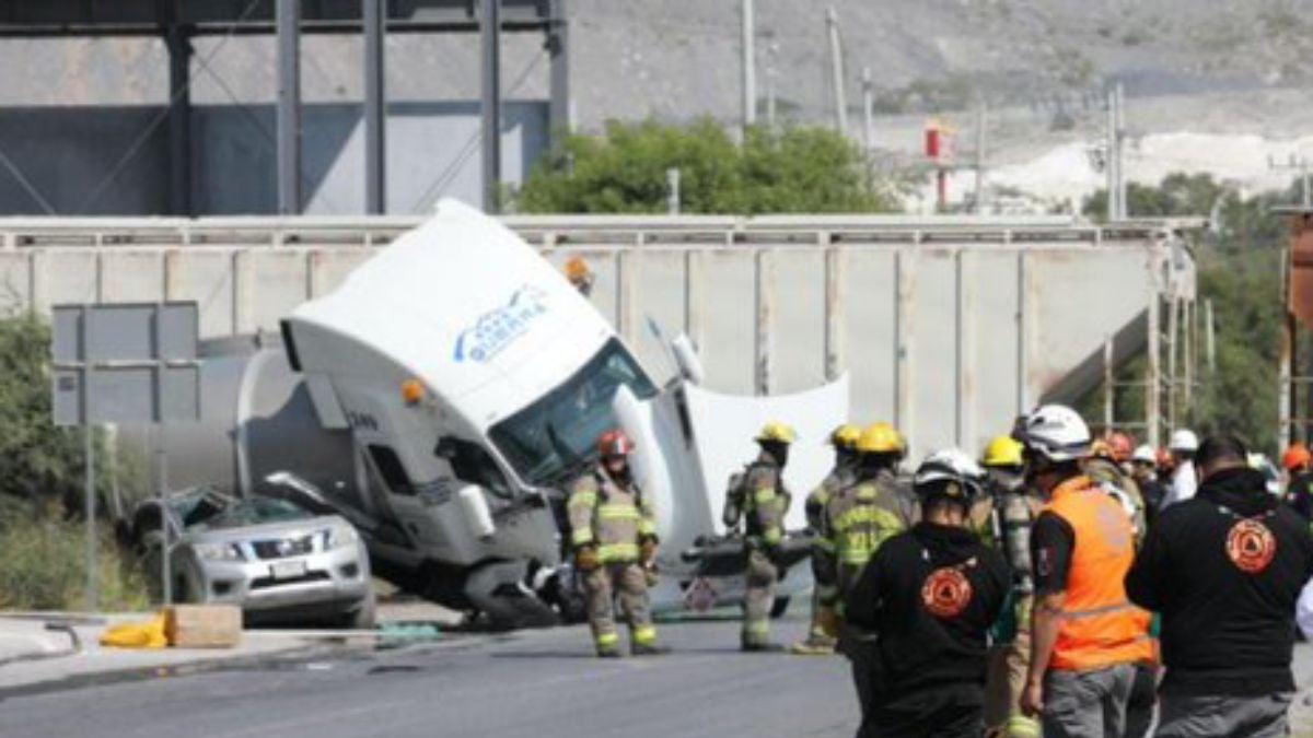 Tren impacta a pipa cargada con gasolina en Nuevo León
