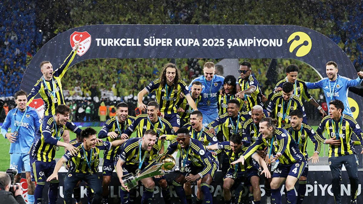 Edson Álvarez es campeón con el Fenerbahce