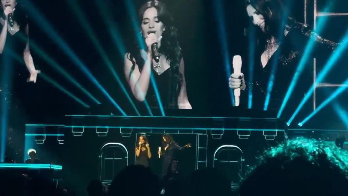 Laura Pausini y Camila Cabello cantan Víveme en Miami