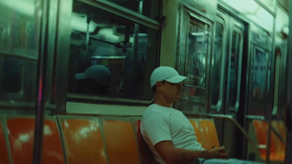 ‘Chicharito’ Hernández en el metro; causa furor su video